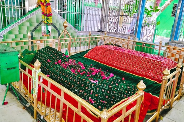 The Mazar Shah Wilayat Sahib - India-Box - All Indian States, Districts,